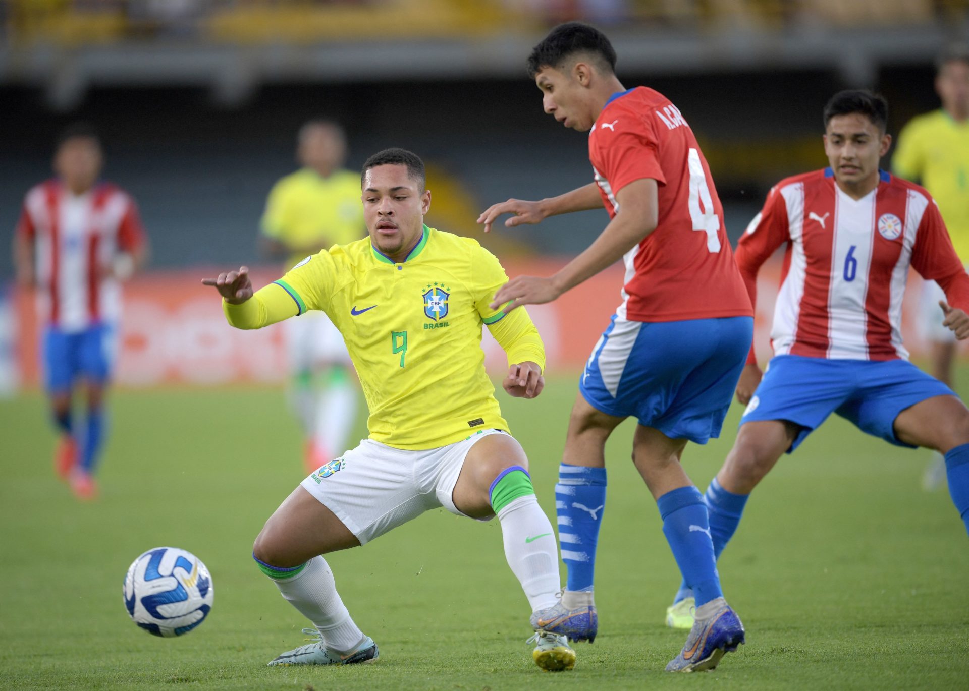 Vitor Roque's father spotted in London amid Arsenal links