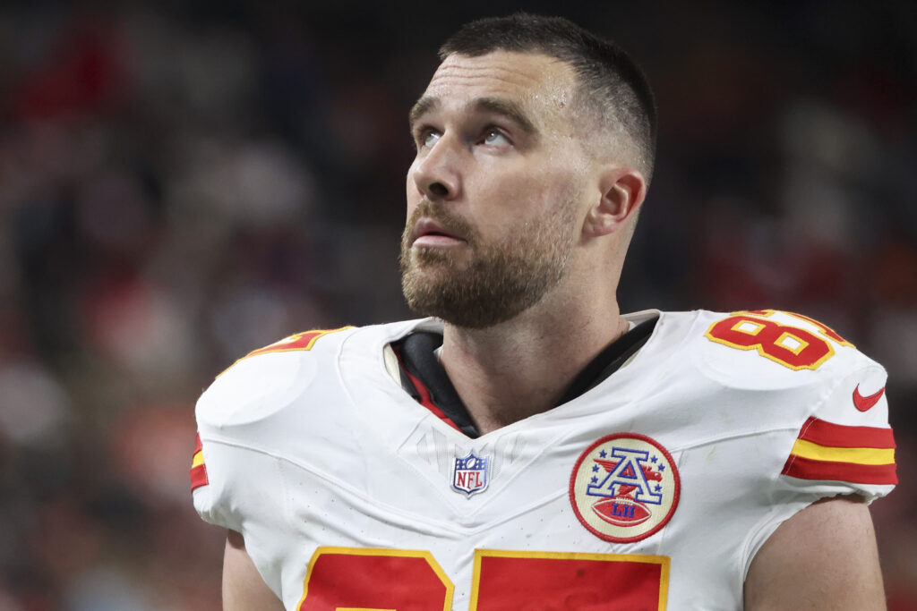 NFL fans shocked after Travis Kelce signs a three-year, $54.7 million ...