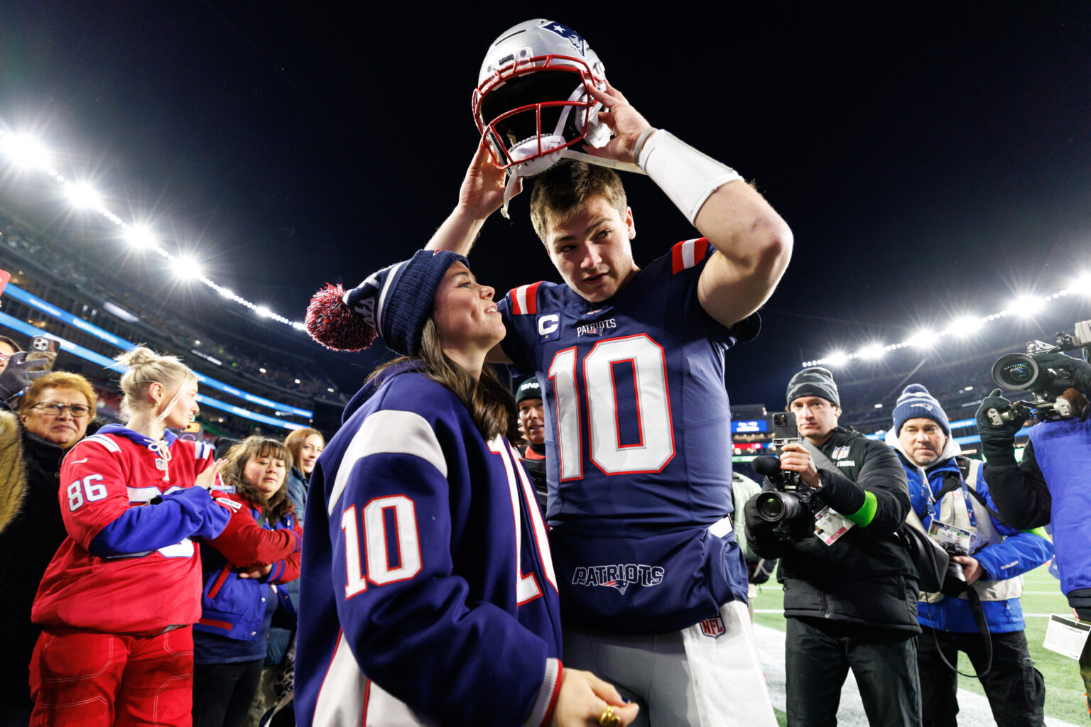 How Patriots' Drake Maye helps his wife with baking is going viral