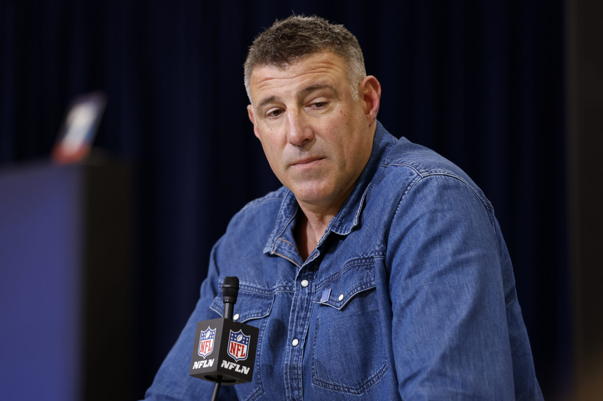 Patriots head coach Mike Vrabel spotted holding hands with NFL reporter ...